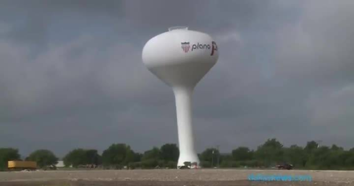 Espectacular derribo de un tanque de agua en Texas