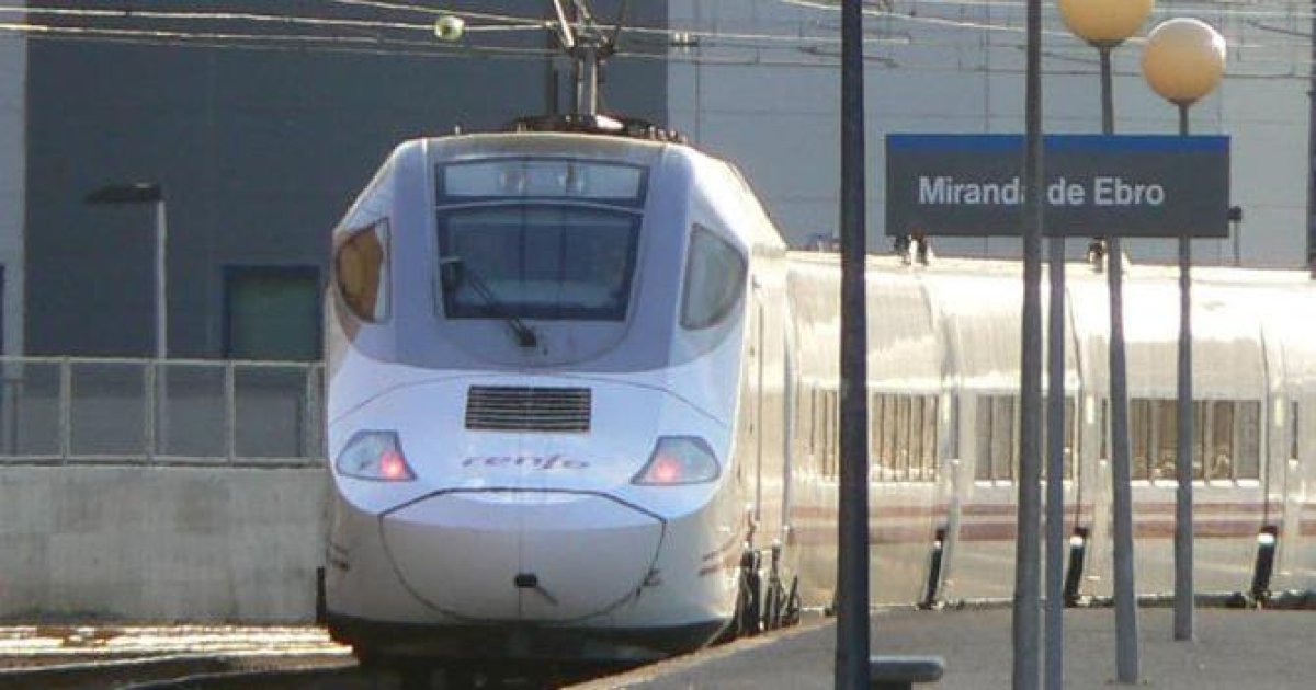 Restablecida la circulación en la estación de trenes de Burgos tras retirar el árbol quemado ...
