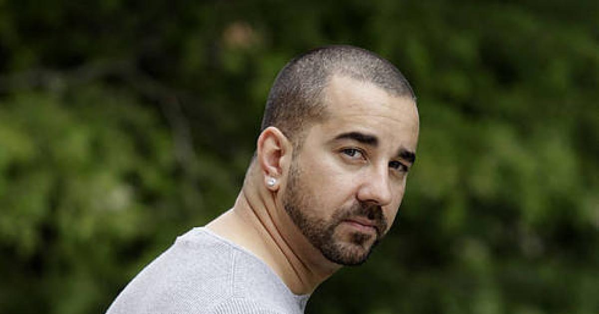 Un músico con el mundo por montera