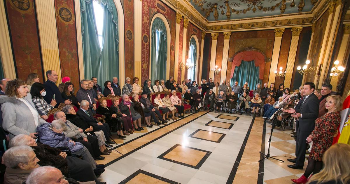 El Salón Rojo se queda pequeño para el homenaje a los centenarios