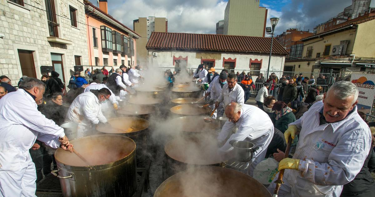 Fotos: Así ha sido el reparto de los Titos y la celebración de San Antón