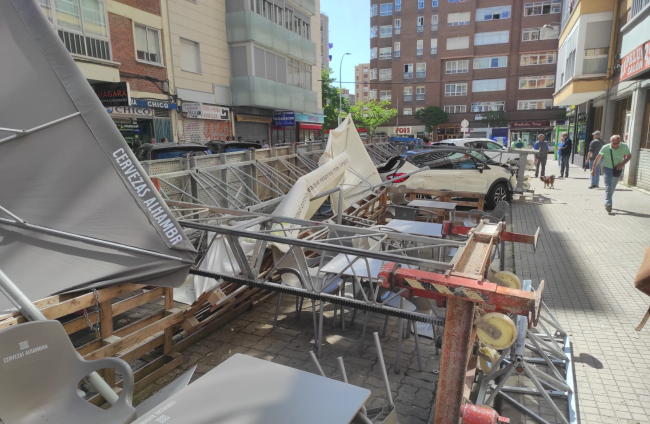 Susto en Juan XXIII. Un andamio se desploma y arrasa con varios coches