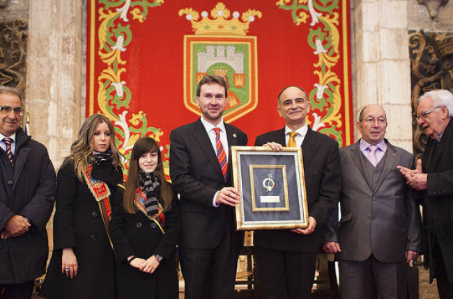 El Báculo de Oro se tiñe de blanco
