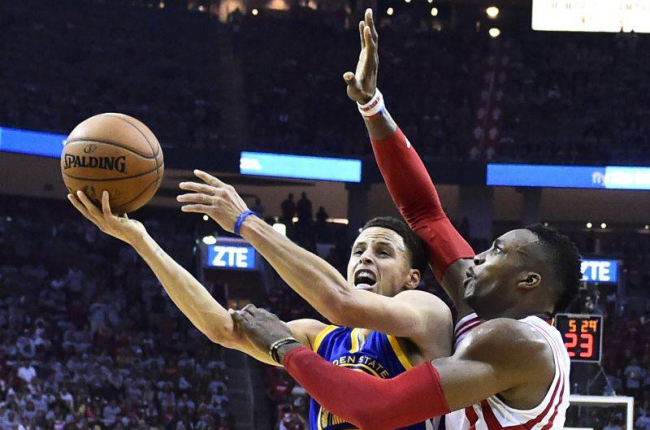 NBA: Curry pone a los Warriors a un triunfo de las finales de la NBA