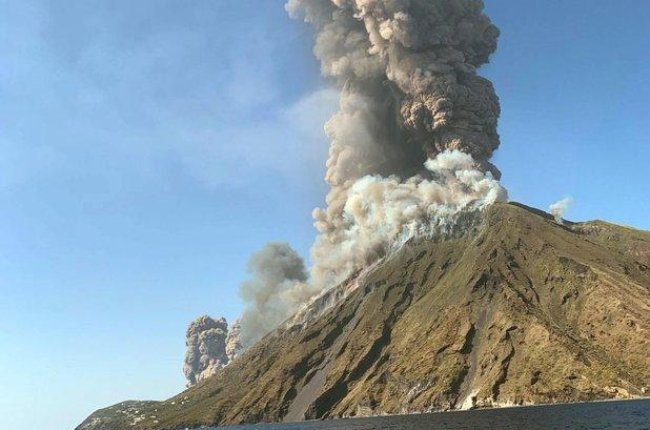 ESTE MEDIODÍA: El volcán de Stromboli vuelve a entrar en erupción