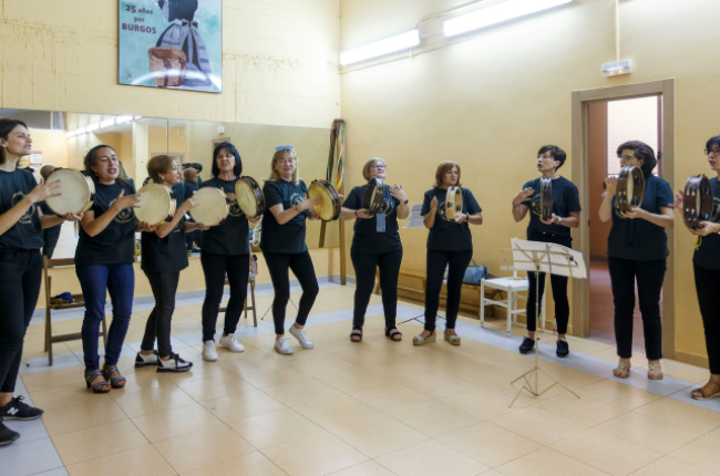 Las panderetas marcan el ritmo. El resurgir de un instrumento ancestral