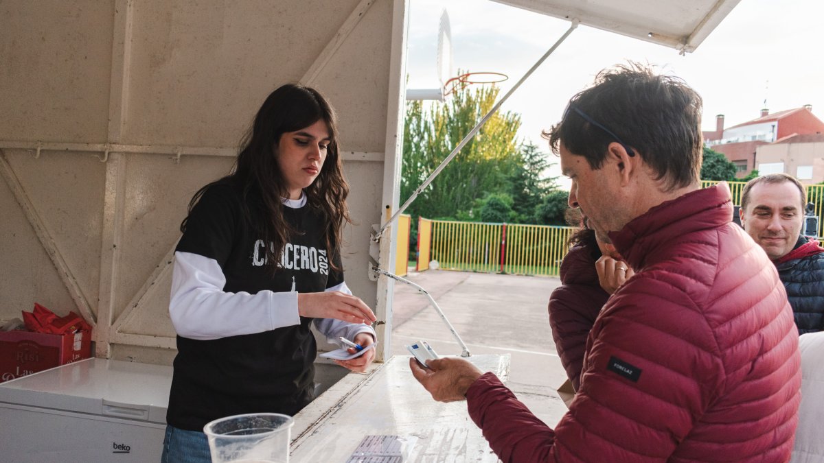 la-fiesta-vuelve-al-barrio-de-el-crucero-las-fotos-del-chupinazo
