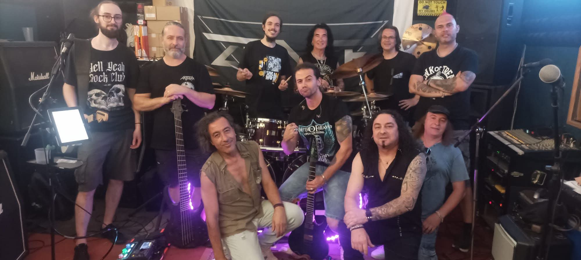 El ensayo de Robin McAuley antes del Zurbarán Rock en el local de Zente ...