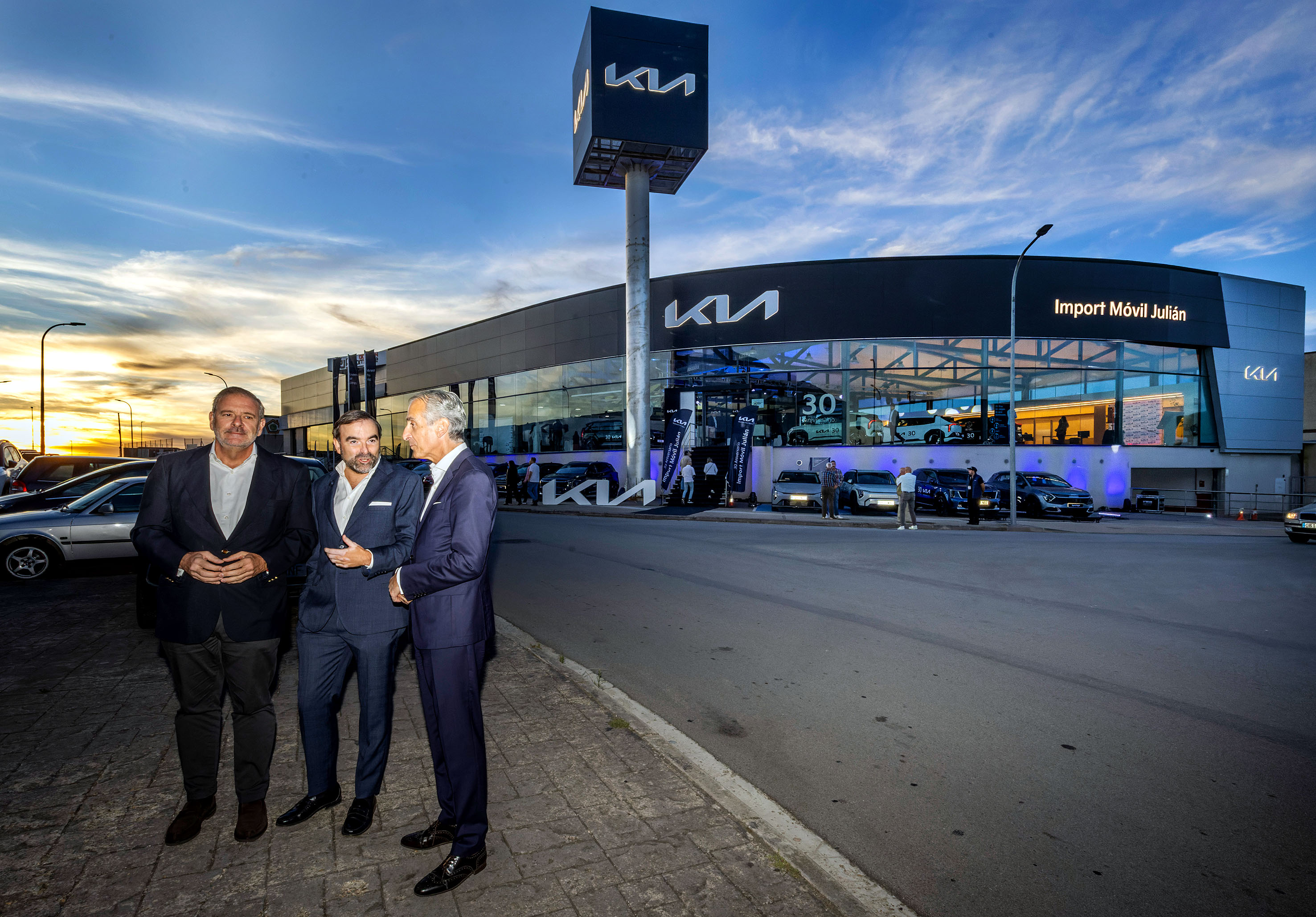Grupo Julián Automotive celebra 30 años de la venta de su primer Kia en ...