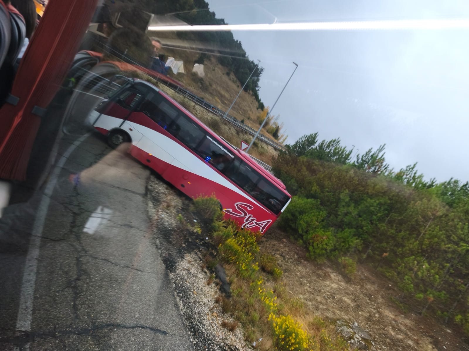 Susto de camino al instituto: un autobús escolar se sale de la vía a ...